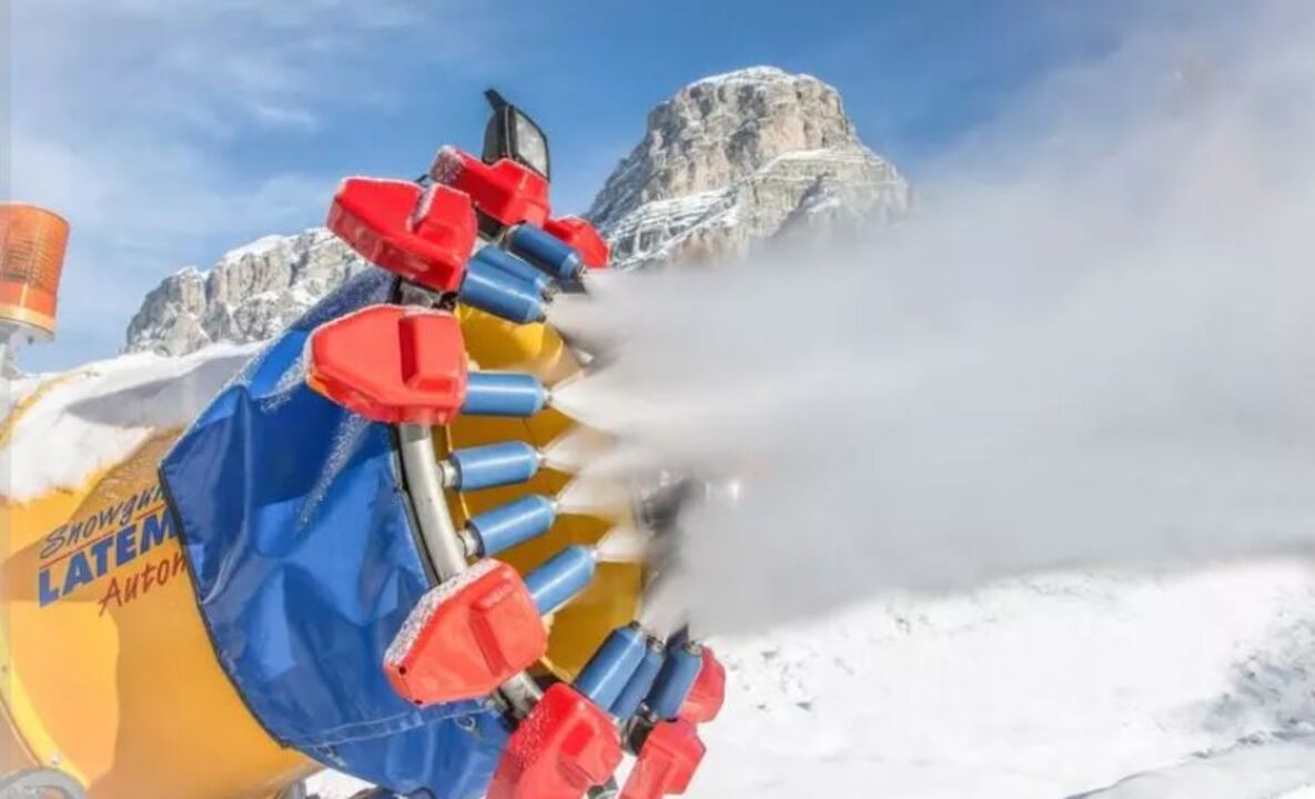 ANSA - Snow cannons spray water on Valtellina tourists